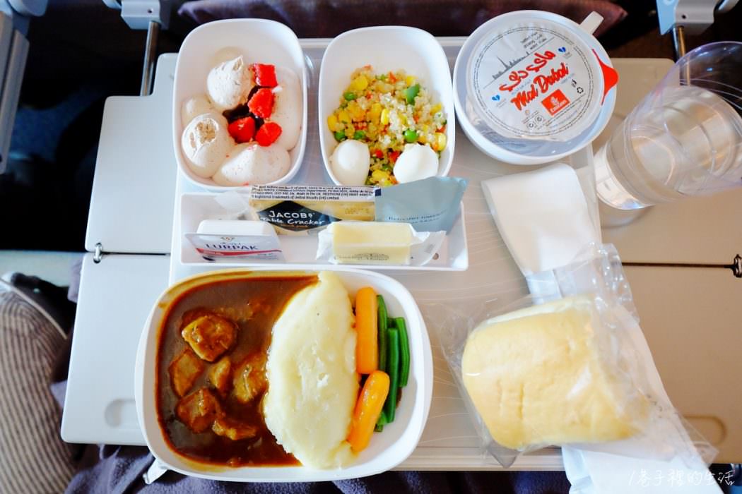 阿聯酋航空 Emirates，香港飛巴塞隆納 EK381 + EK186，杜拜轉機飛行紀錄 - 巷子裡的生活