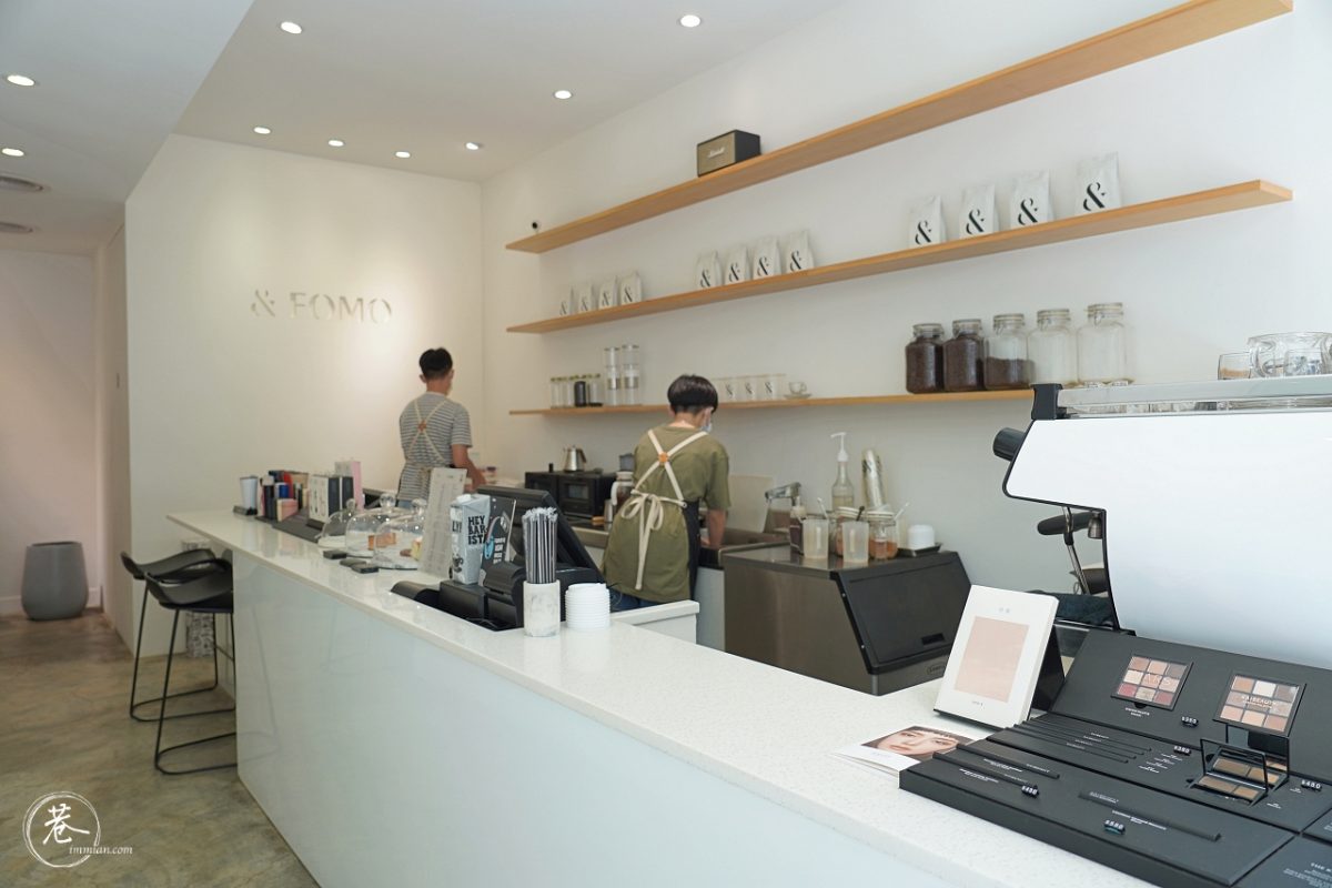 【忠孝復興外帶咖啡】Fomo Coffee，黑白極簡的質感咖啡廳 - 巷子裡的生活