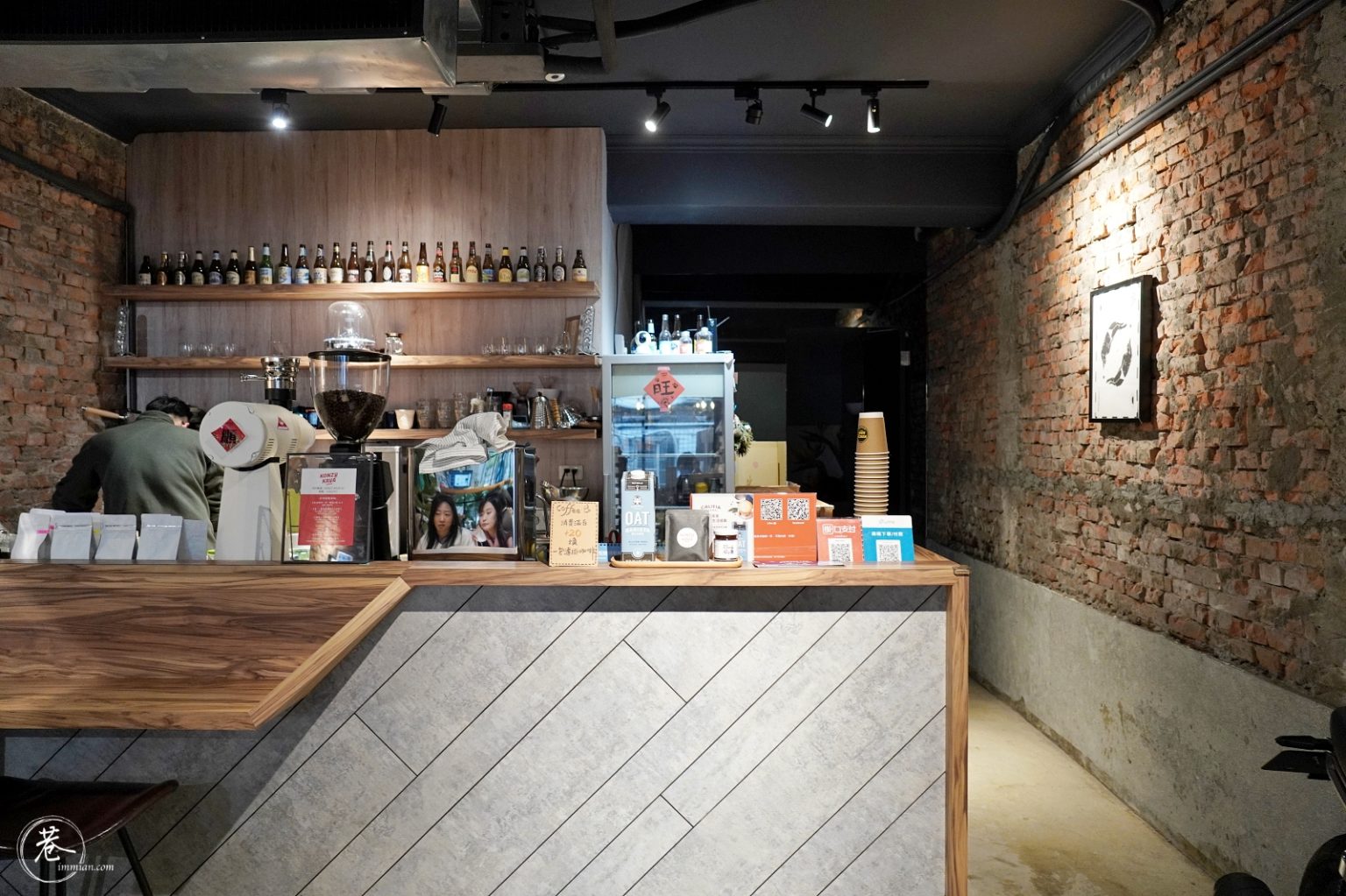 【南京復興咖啡】KONZY KAVA 工業風咖啡廳，花椒冷麵好吃、適合工作的空間 - 巷子裡的生活